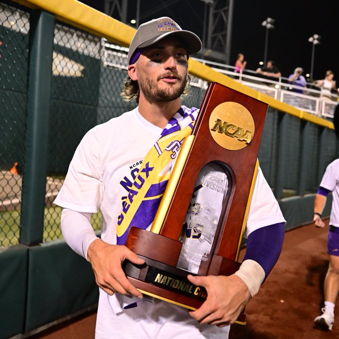 Golden touch: LSU center fielder Dylan Crews named to ABCA’s Gold Glove ...