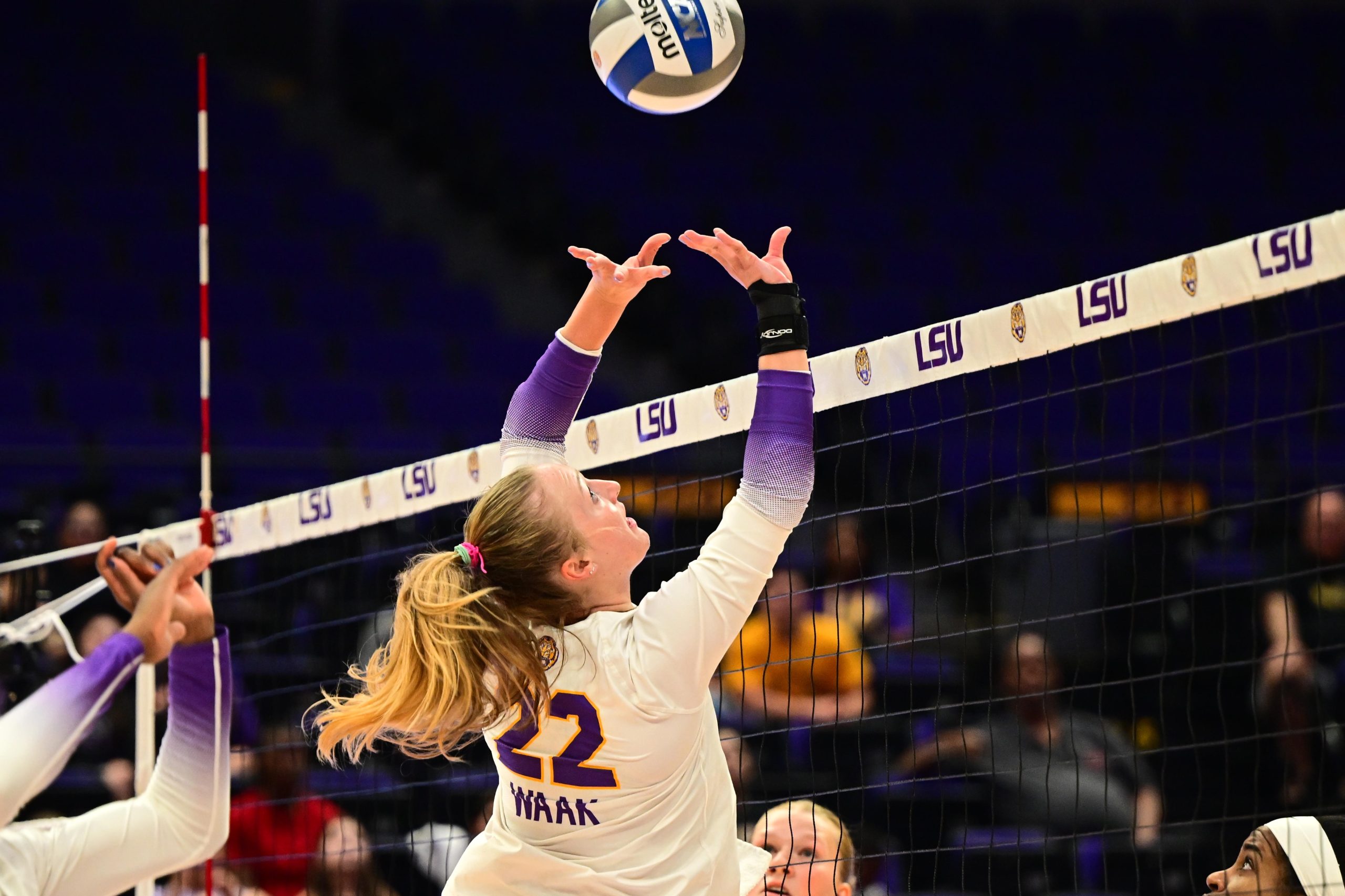 Back even: LSU volleyball turns back Missouri behind Robinson’s 12 ...